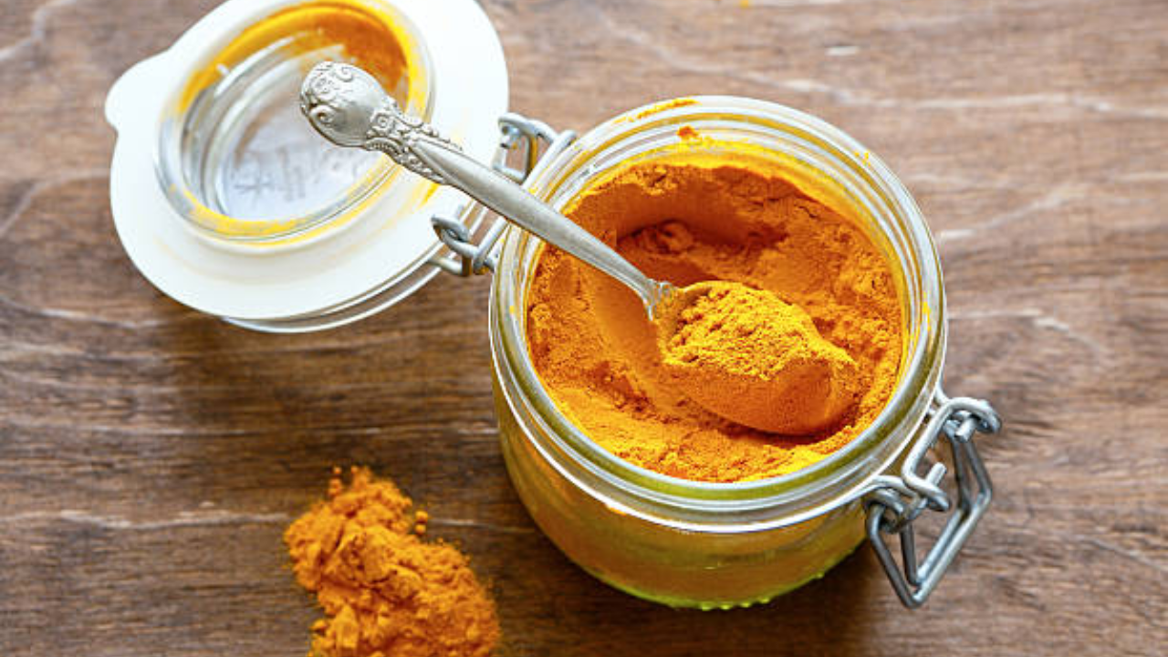 Who should avoid eating raw turmeric? Life threatening side effects you ...