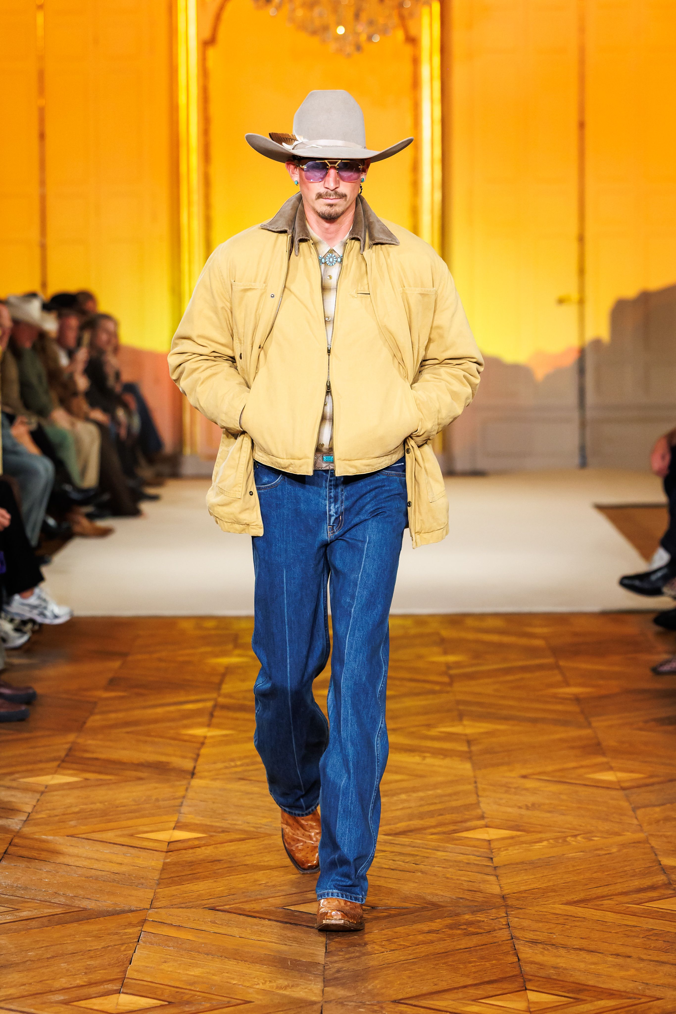 Post Malone ferme son tout premier défilé parisien à cheval en icône ...