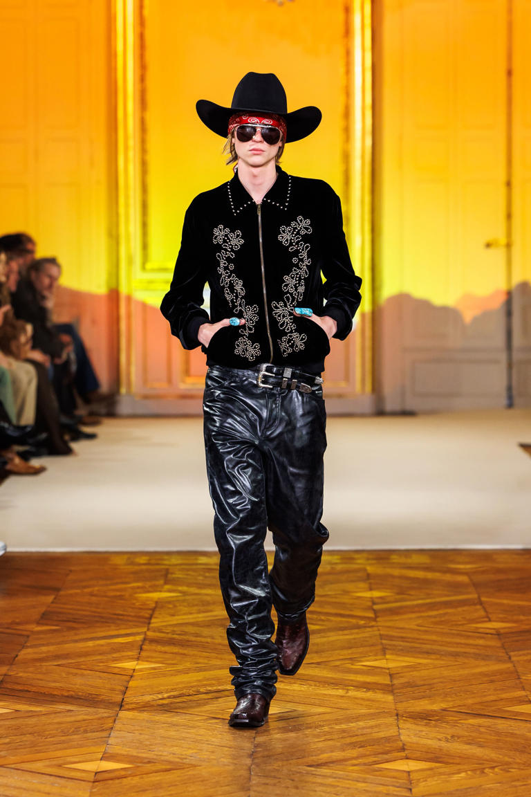 Post Malone ferme son tout premier défilé parisien à cheval en icône ...