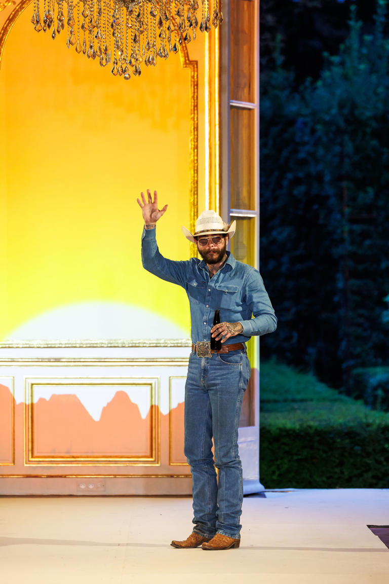 Post Malone ferme son tout premier défilé parisien à cheval en icône ...