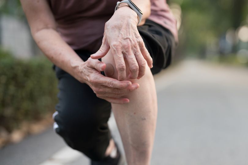 Doctor shares five-second test on your leg that could indicate heart ...