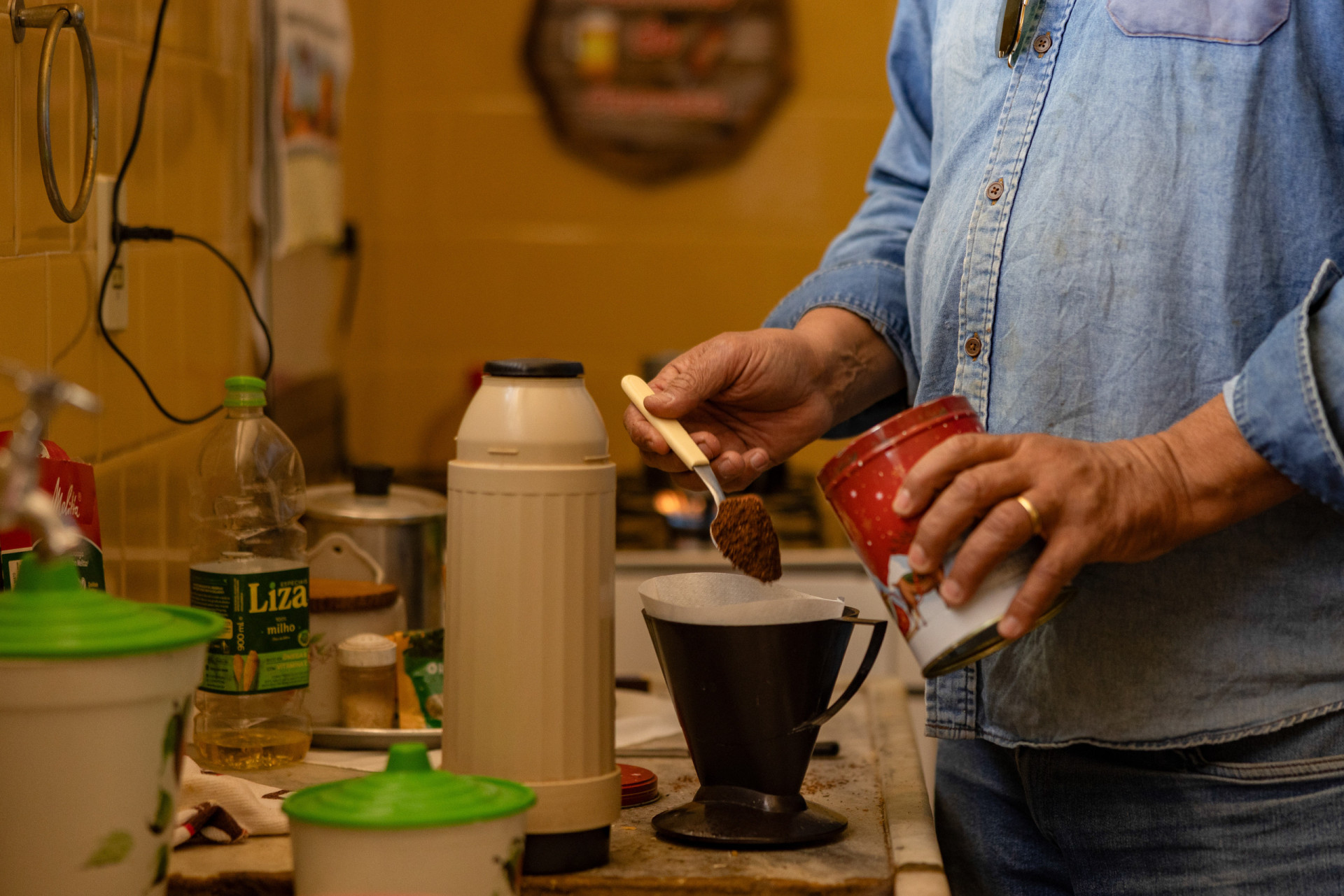 A origem histórica do vício em café ao redor do mundo