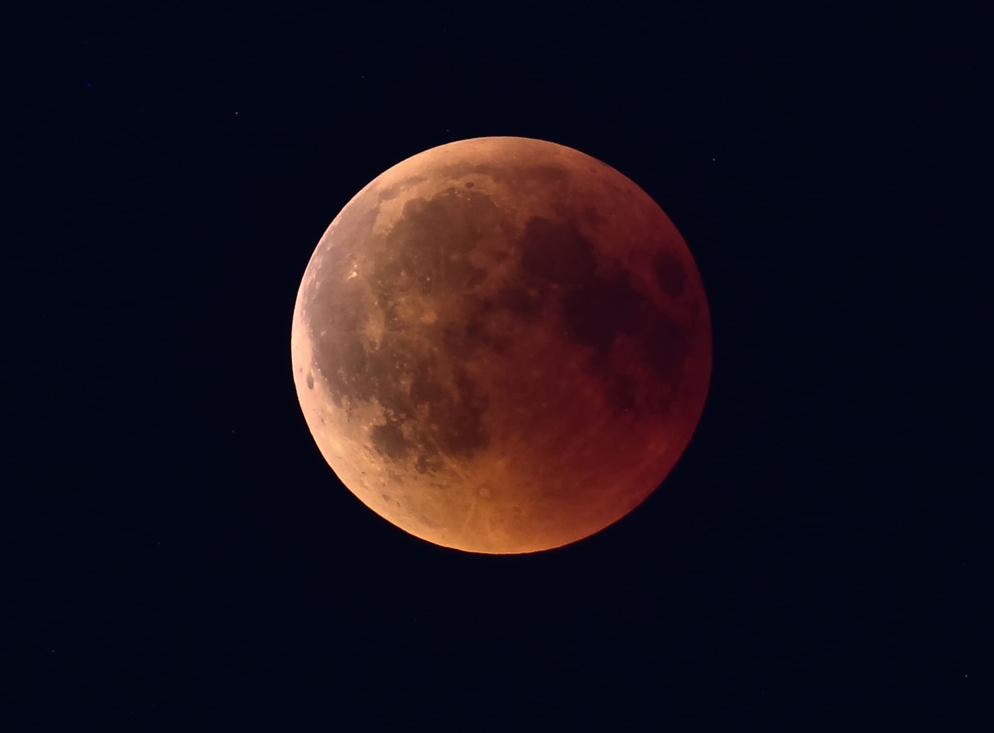 Mondfinsternis 2025 in SH: Wann und wo sie den Blutmond sehen können