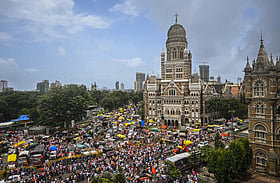 Maratha quota stir: Mumbai police start removing protesters' vehicles ...