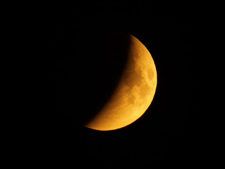 Best time to watch total lunar eclipse and full moon light up UK skies