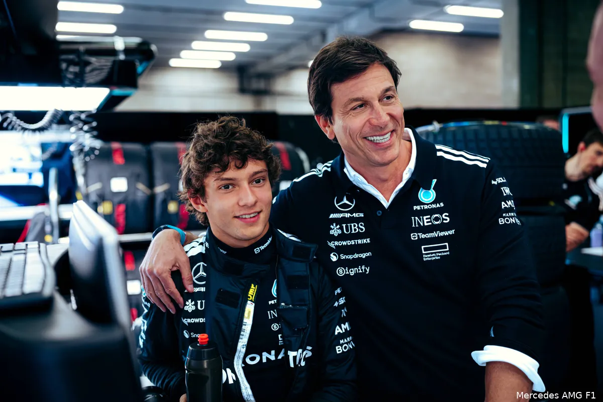 Wolff deelt valse sneer uit aan Red Bull: "Zij hadden Kimi uit de auto ...