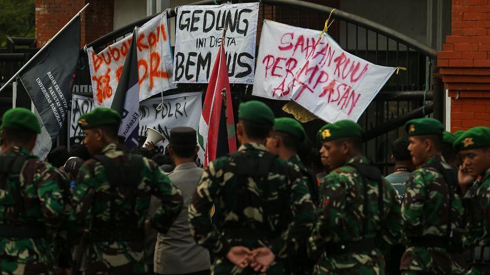 TNI ditugaskan 'memelihara keamanan dan ketertiban' – Apakah Indonesia ...