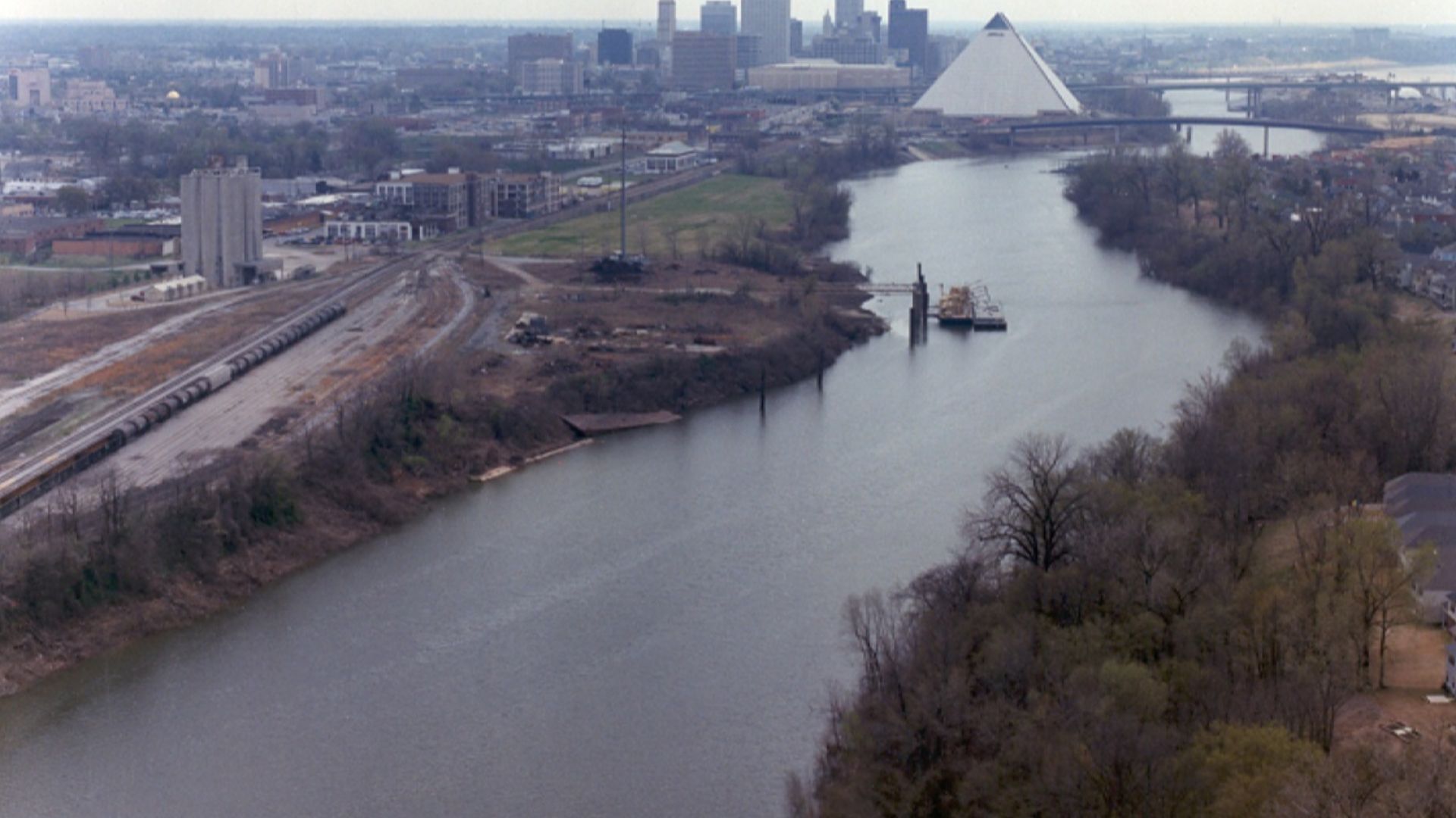 Jeff Buckley drowned in the Mississippi River before recording his ...