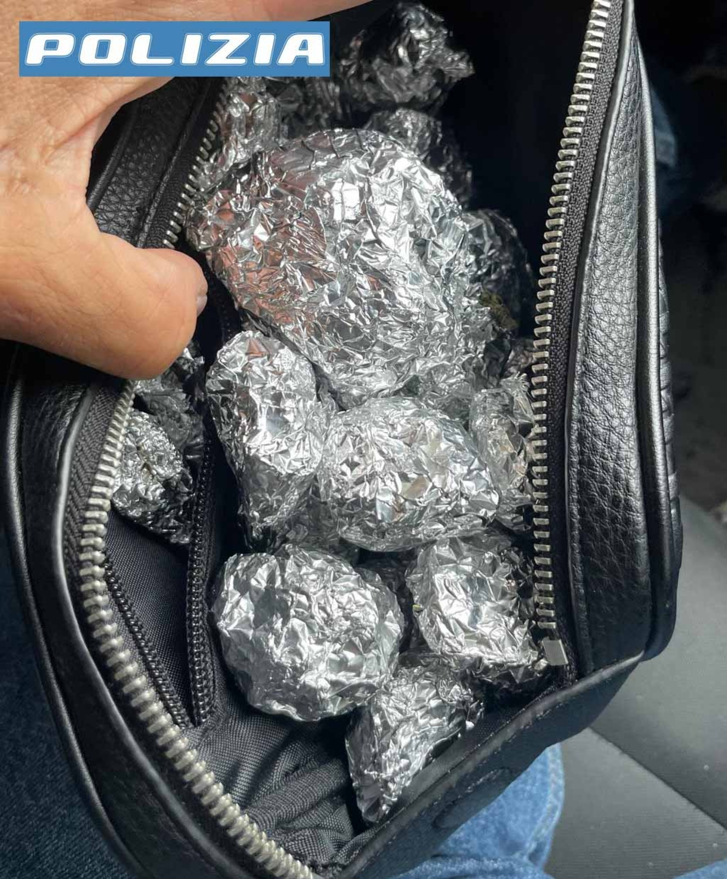 Seduto al bar con un etto di marijuana, arrestato a Milano