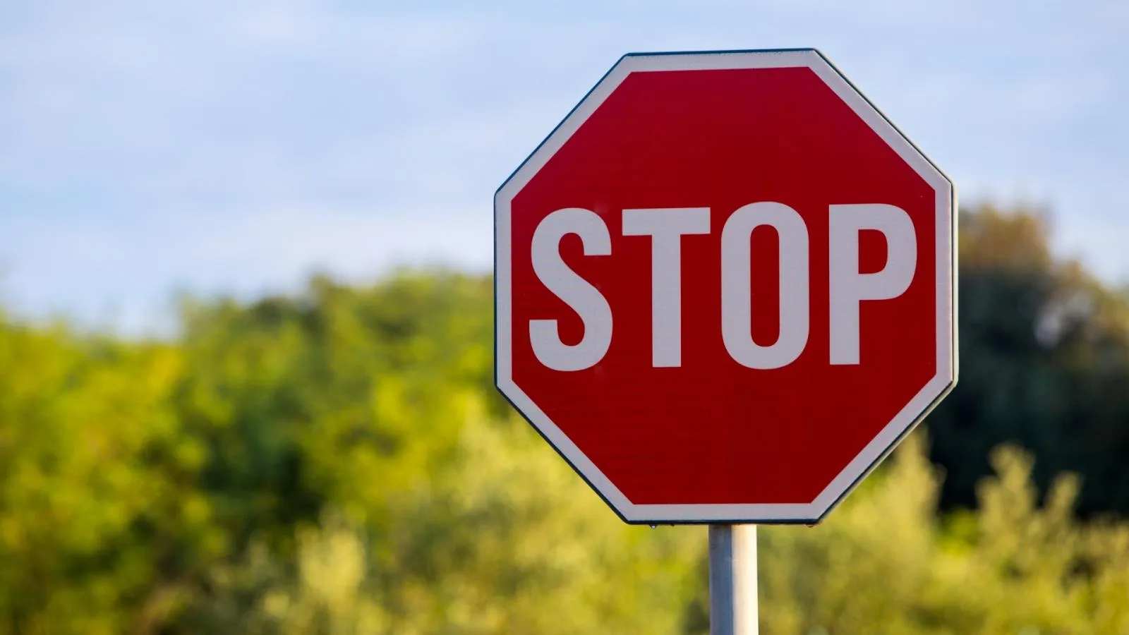 Κάτω Αχαΐα: Έκρυψε πινακίδα STOP με πανί και συνελήφθη