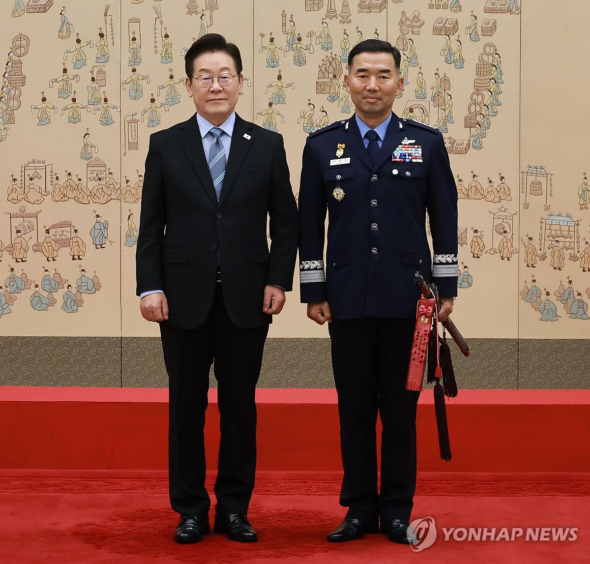 (LEAD) Lee awards symbolic swords to new generals