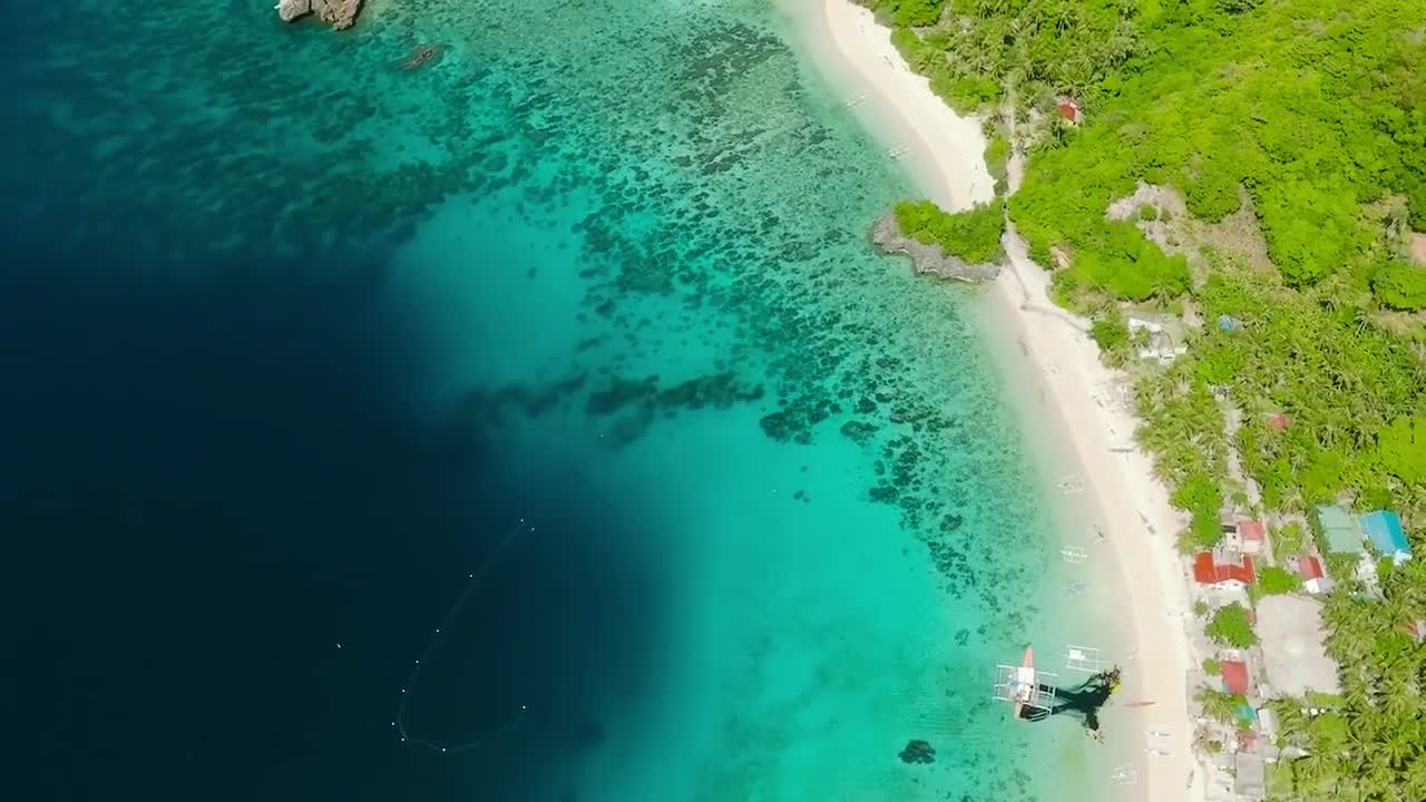 Île Cobrador : des images de drone révèlent un paradis aux Philippines