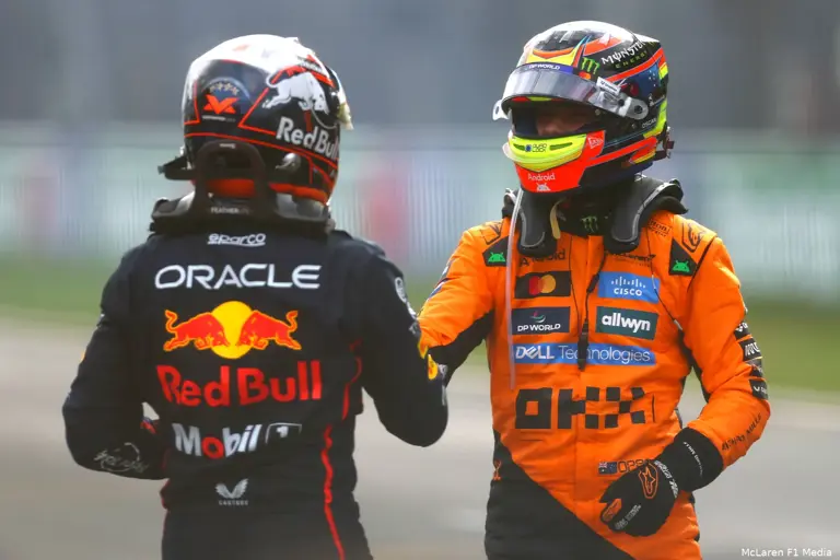 De race van Verstappen | Verstappen en Lambiase zijn het oneens: 'In vergelijking met de ...