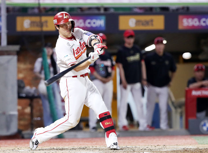 '최정 최초 10년 연속 20홈런' SSG, 삼성 꺾고 3위 공고히