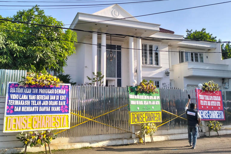 Usai Dijarah Massa, Warga Kunjungi Rumah Uya Kuya di Pondok Bambu Jakarta timur Hari Ini, 2 ...