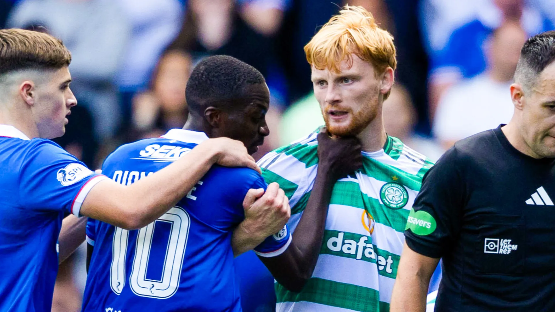 Il perd la tête et prend son adversaire par le col : les photos