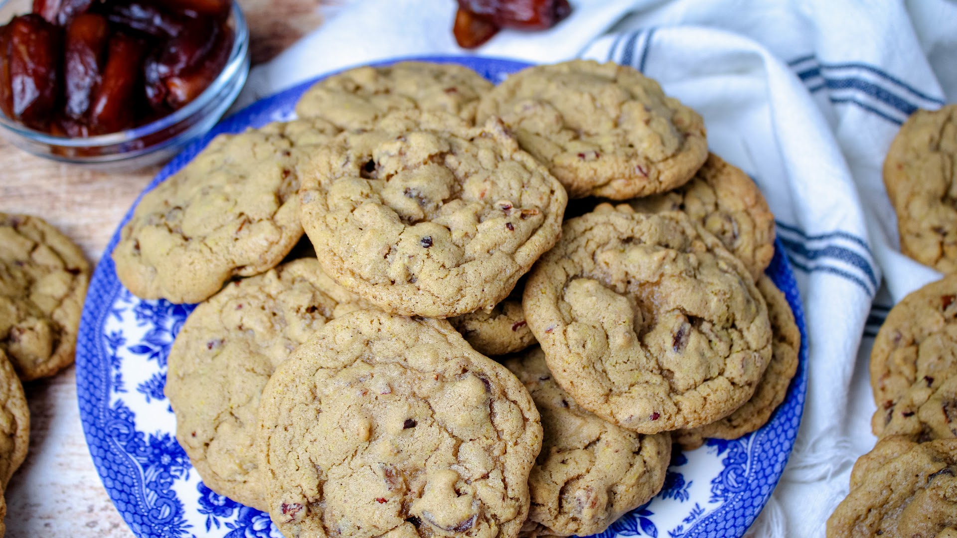 These Are Amazing Cookies Filled With Spices, Nuts, And Pieces Of Dates ...