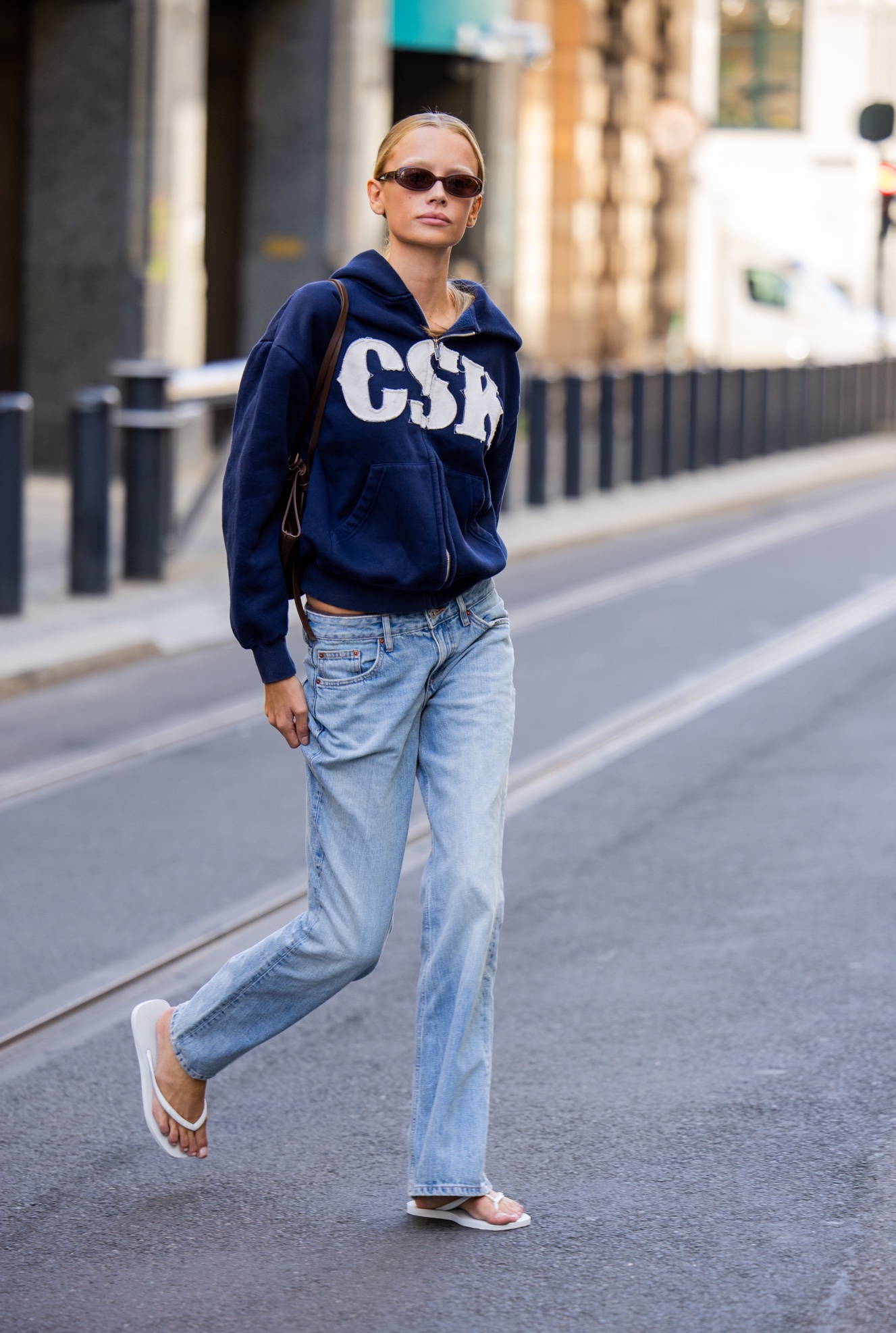 Jeans & flip flops: Ο συνδυασμός που κάνουν τώρα στο Λονδίνο