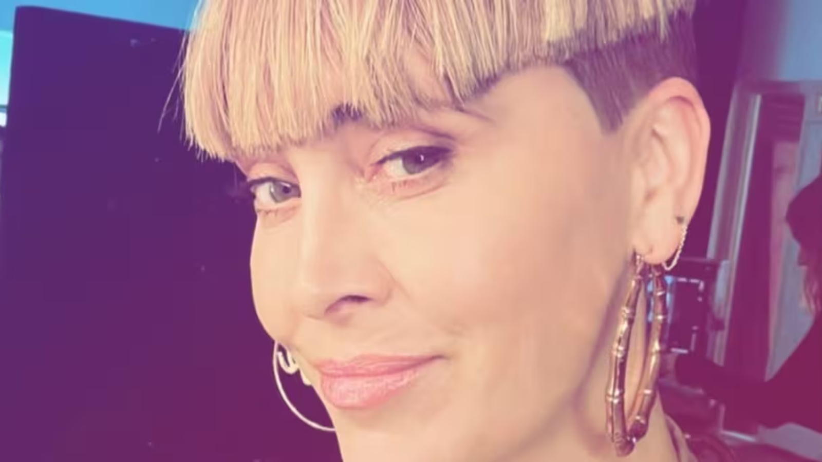 Zangeres Anouk is flink afgetraind: showt sixpack met trots