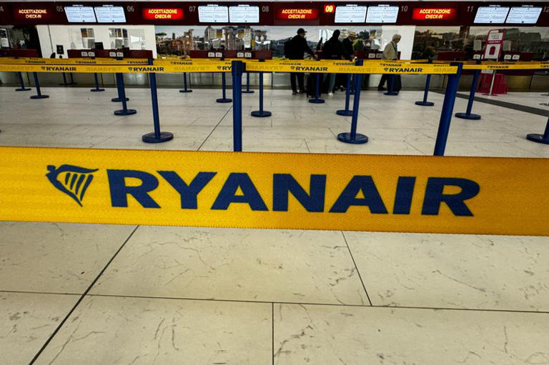 Ryanair staff to get even bigger bonuses for spotting oversized bags