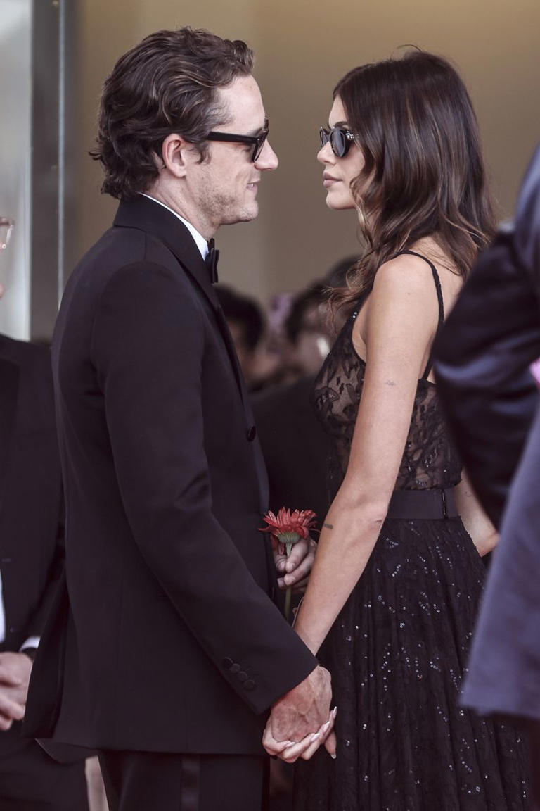 Kaia Gerber and Lewis Pullman enjoy a New Year’s beach trip together