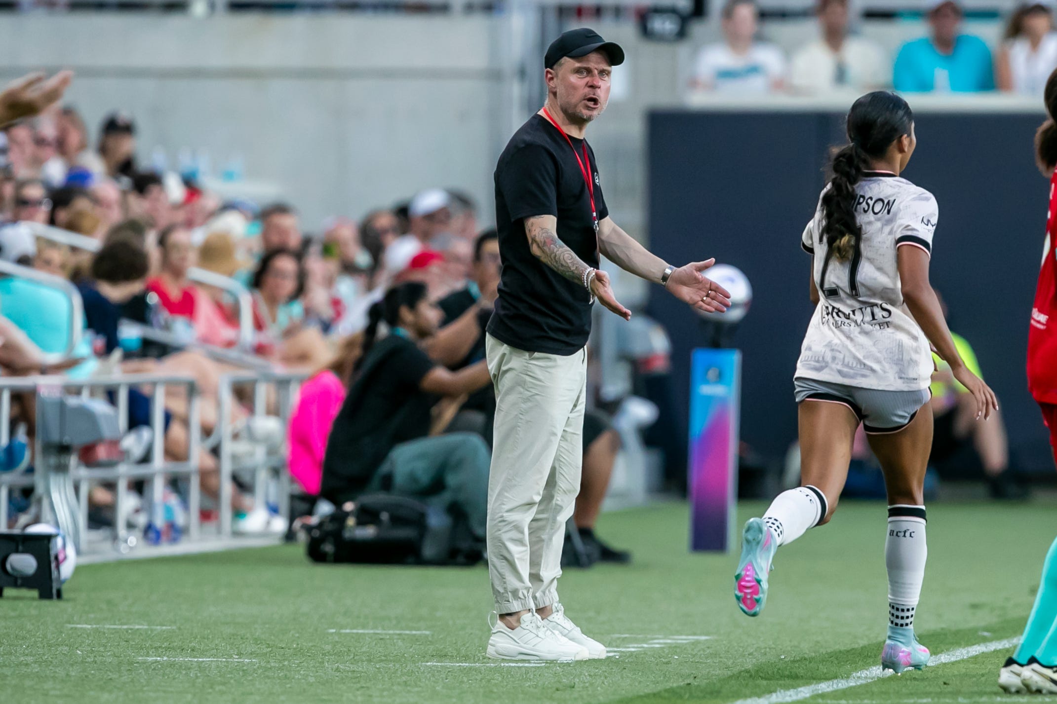Angel City coach Straus admits Thompson speculation 'difficult'
