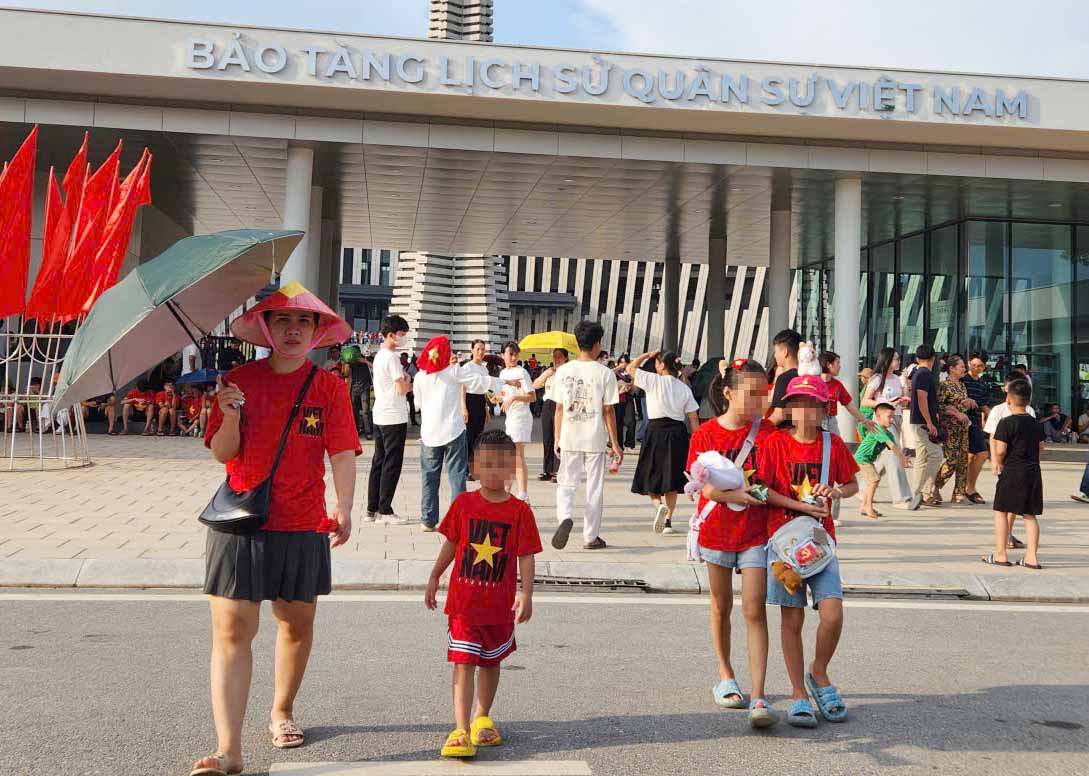 Nô nức tham quan tại Bảo tàng Lịch sử Quân sự Việt Nam ngày Quốc khánh 2.9