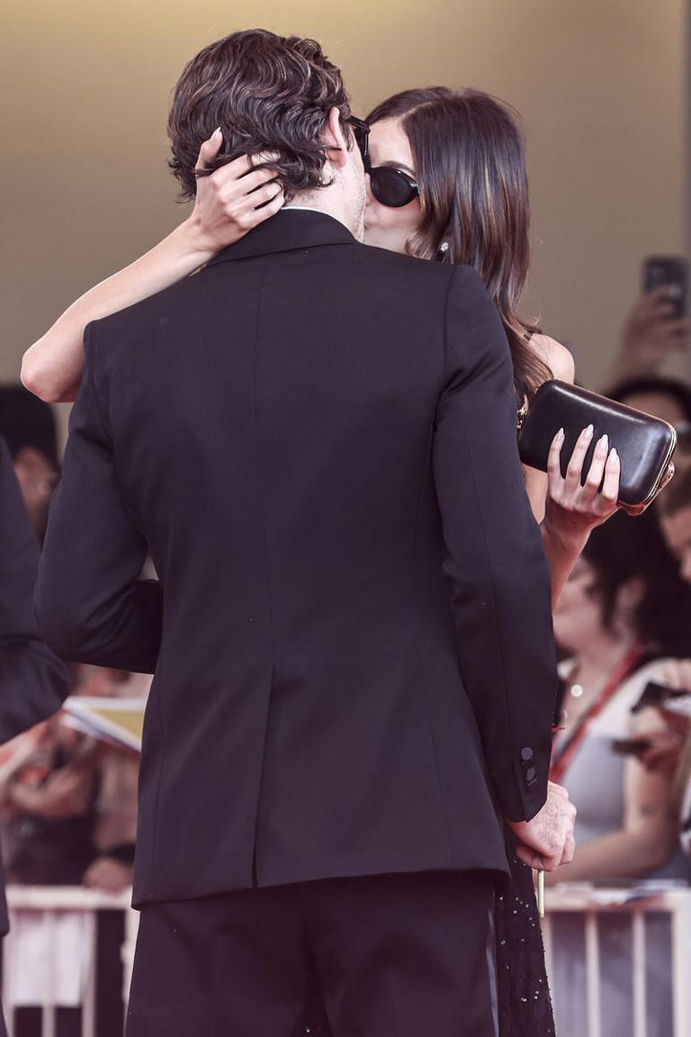 Kaia Gerber and Lewis Pullman enjoy a New Year’s beach trip together