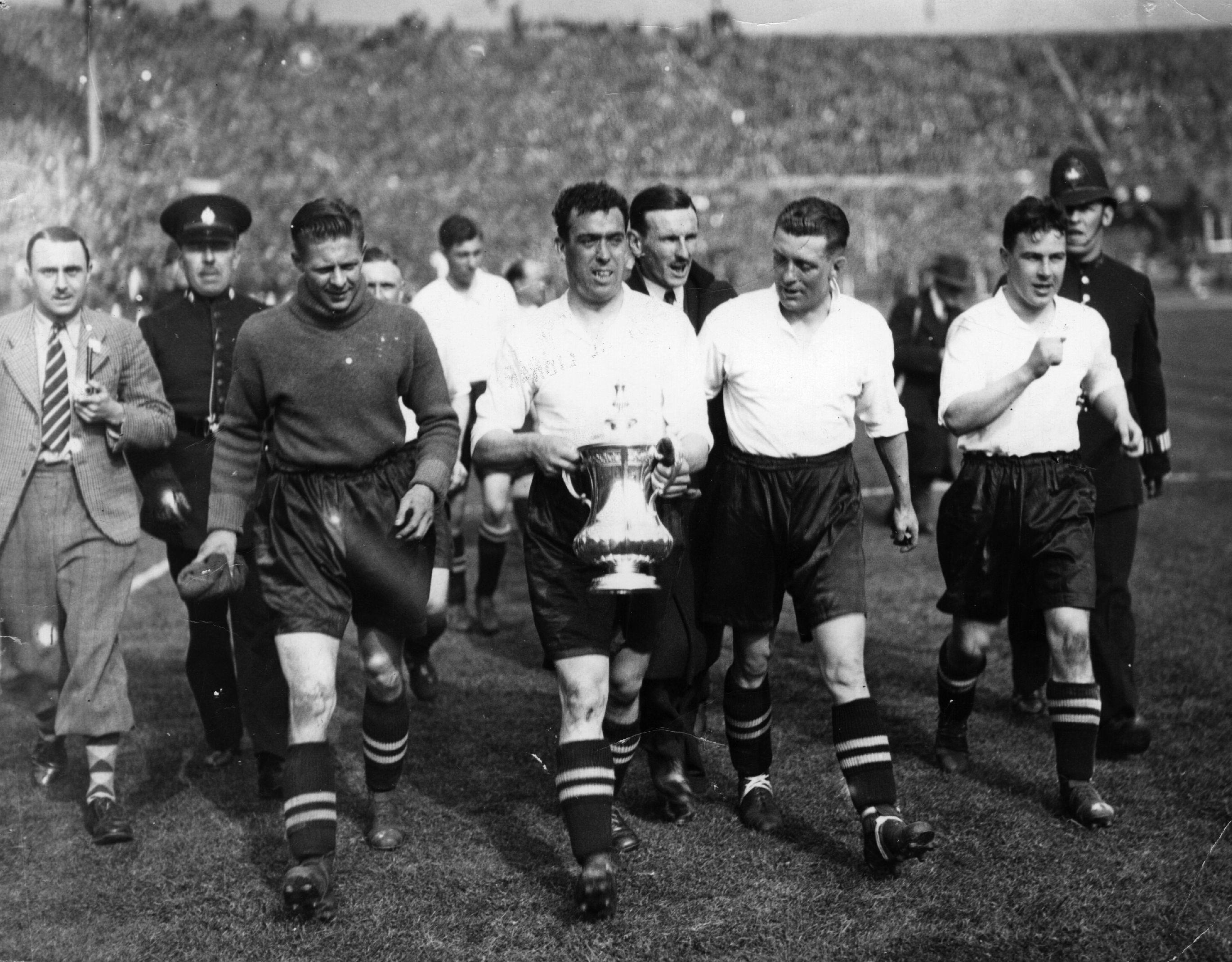 Record-breaking Everton centre-forward Dixie Dean to receive Wirral’s ...
