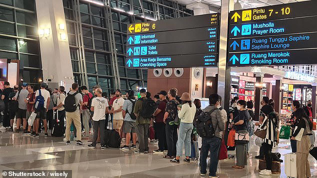 Air travel expert warns Brits of flight cancellations and diversion ...