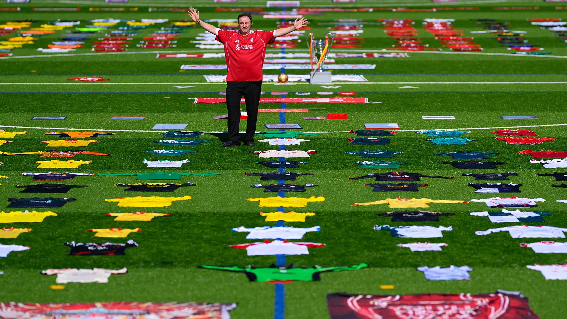 Wereldrecord: foto's van de grootste shirtverzameling ooit