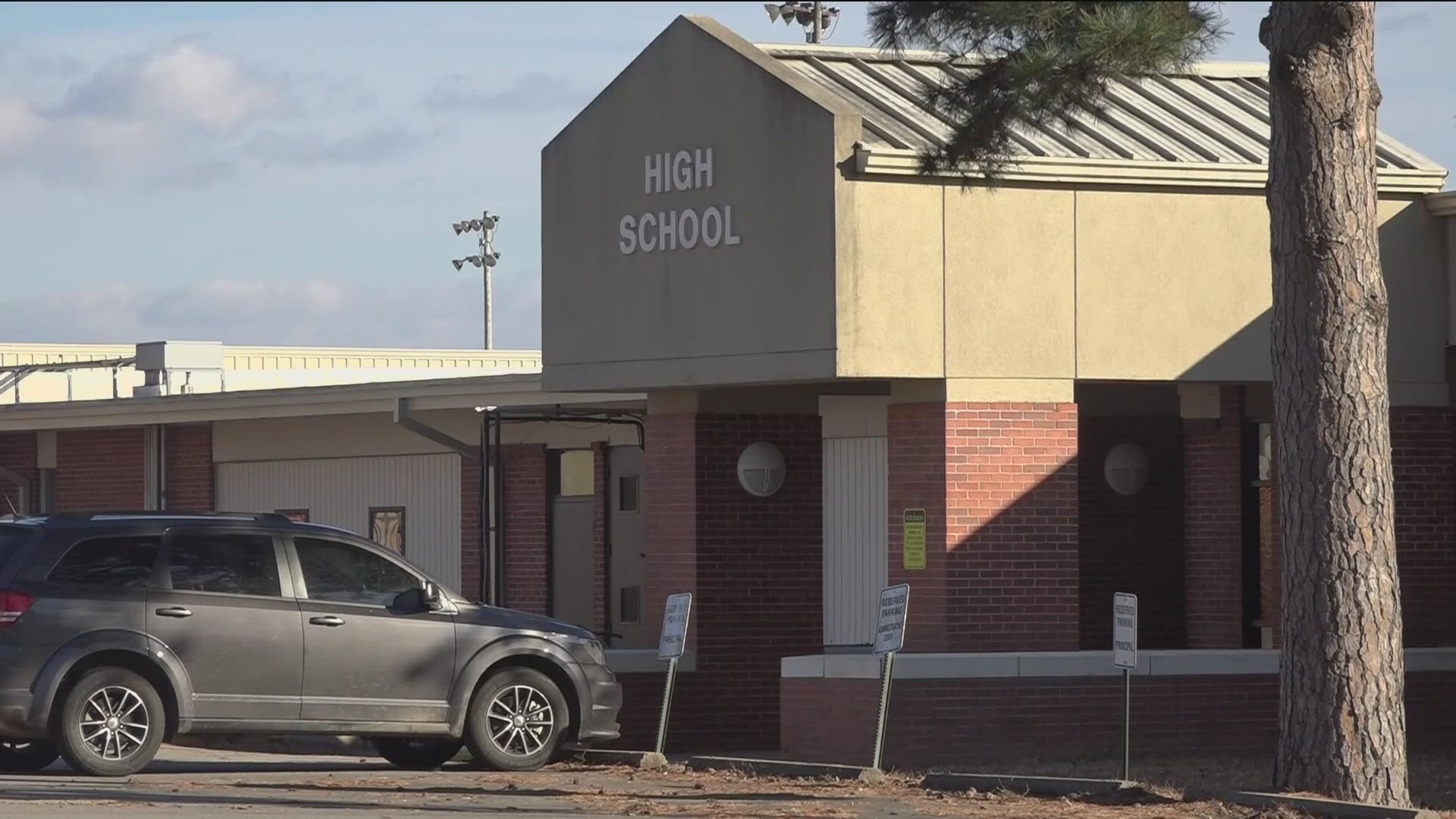 Juvenile arrested after Hackett school students threatened, authorities say