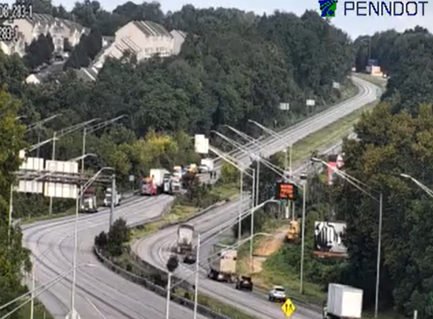 Traffic backs up after crash shuts down stretch of I-283