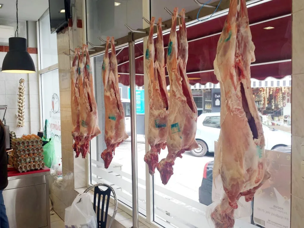 Πάτρα: Κρεοπωλεία χωρίς αρνί και κατσίκι – Κι αν υπήρχαν το κιλό θα ...