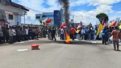 Bakar ban di depan kantor wali kota Palopo, aspirasi Provinsi Luwu Raya ...