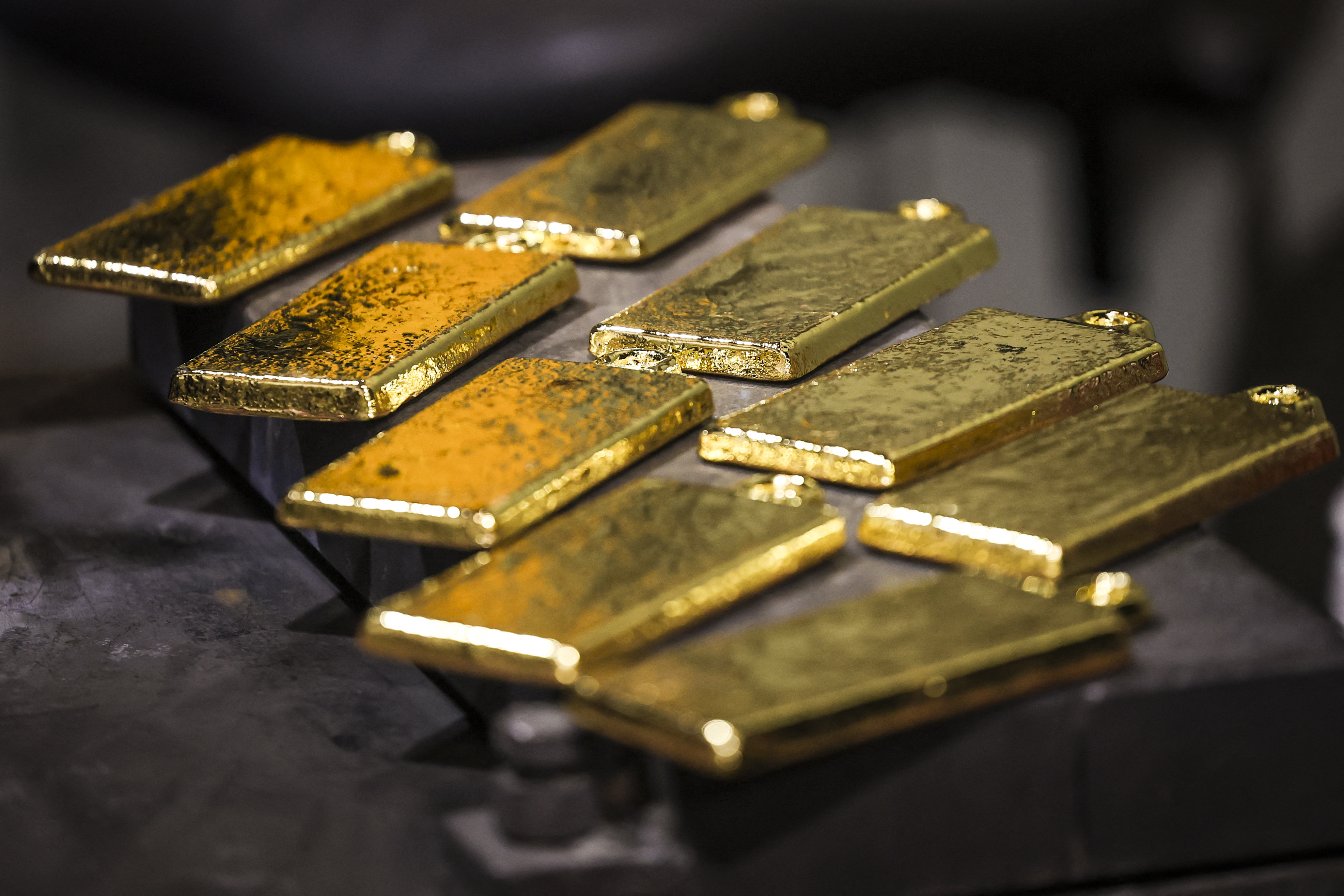 Gold hits record as central bank holdings top US treasuries for first ...