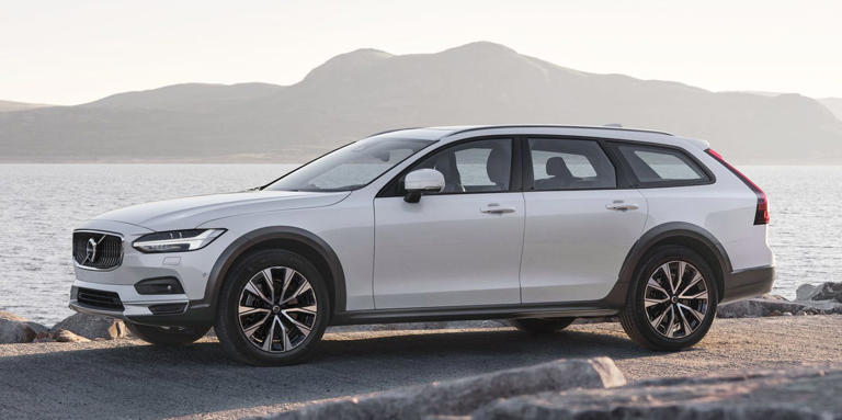 Another Station Wagon Gone: The Volvo V90 Cross Country Is Officially Dead