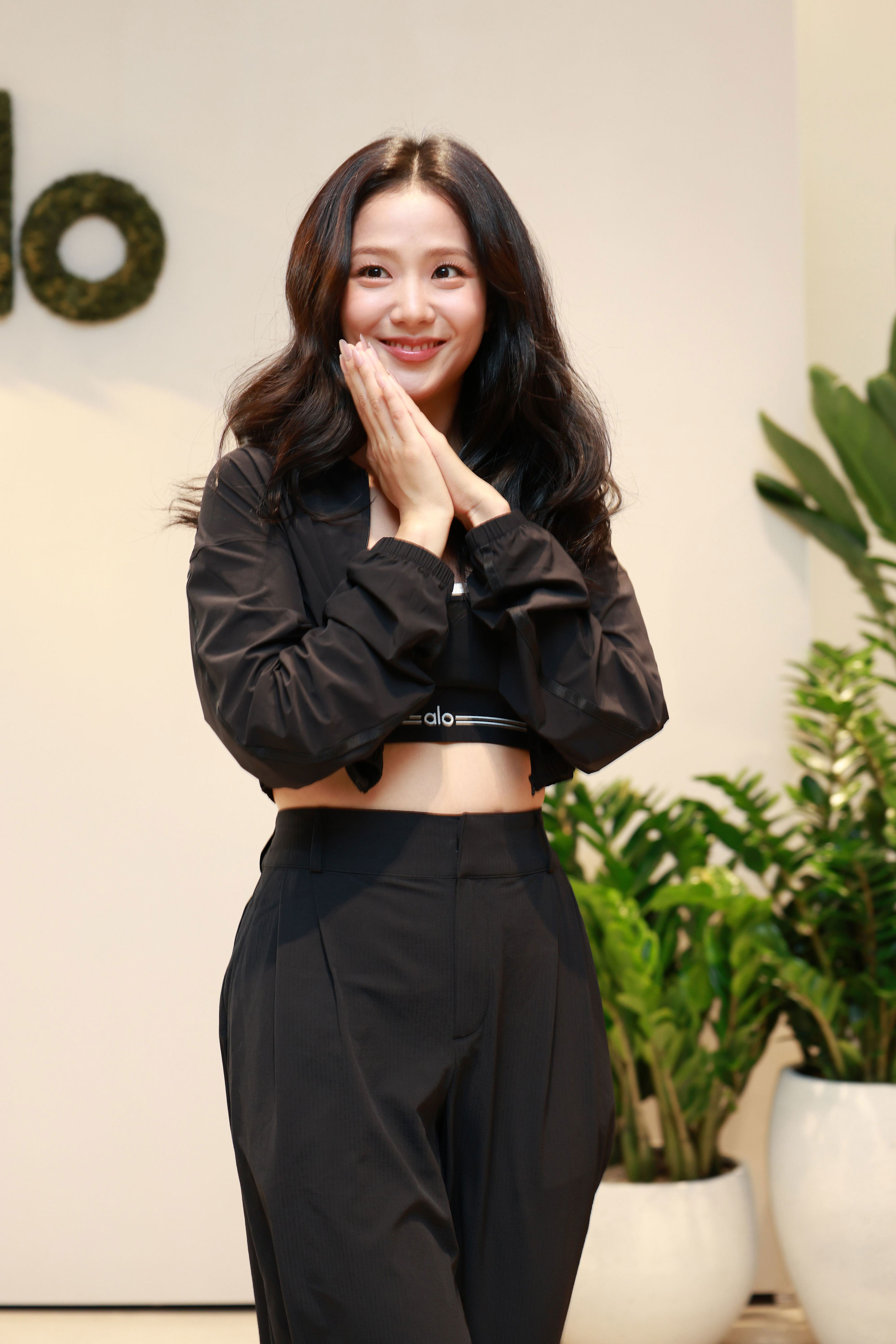 BLACKPINK's Jisoo Approves the Grunge Glam Trend in Latest OOTD — See ...