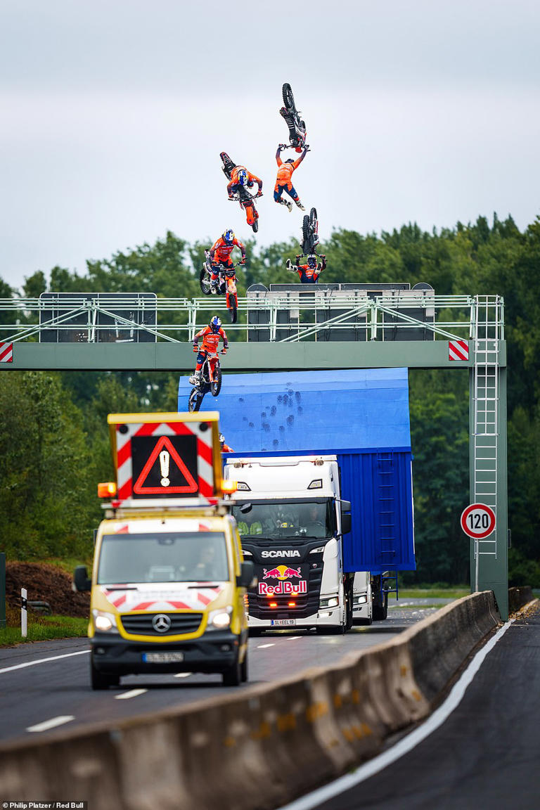 Watch the incredible moment motorcycle rider jumps between two moving ...