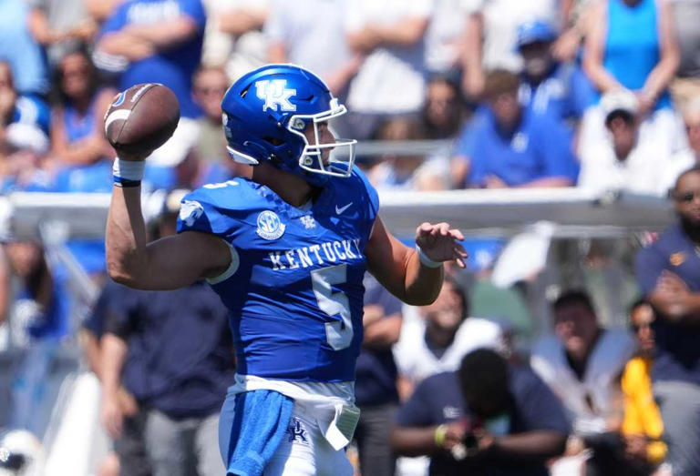 Mark Stoops Comments on Kentucky QB Zach Calzada After 'Frustrating ...