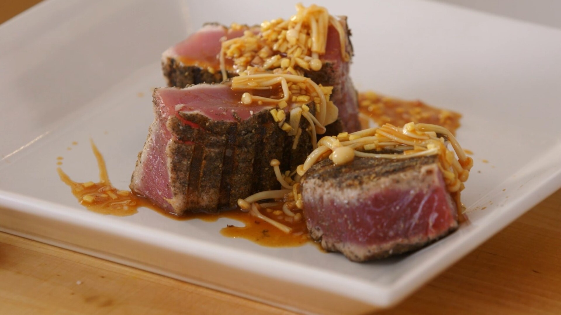 Thon ahi en croûte d'amandes et de sésame noir