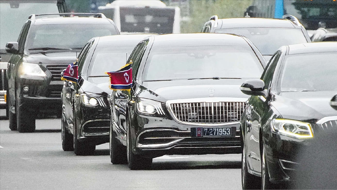 Cai Qi and Wang Yi welcome Kim Jong-un in Beijing