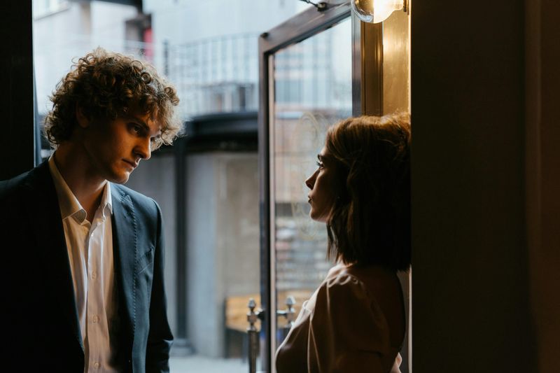 How to Tell If a Man Is Attracted to You (13 Nonverbal Clues)