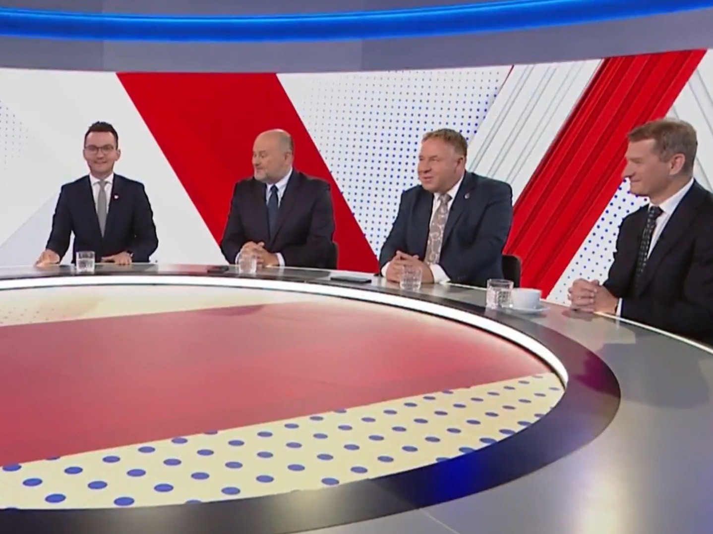 Dziennikarka TVP Info zadała proste pytanie. Reakcja polityków mówi ...