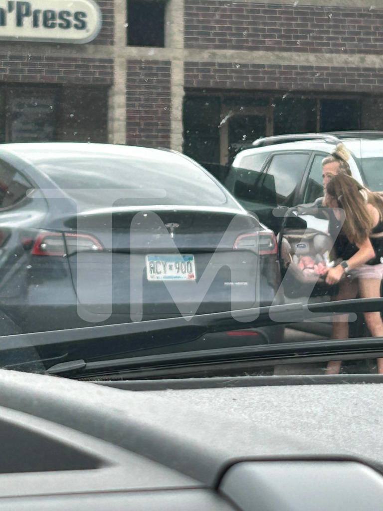 Conjoined twins Abby and Brittany Hensel address viral photos of them ...