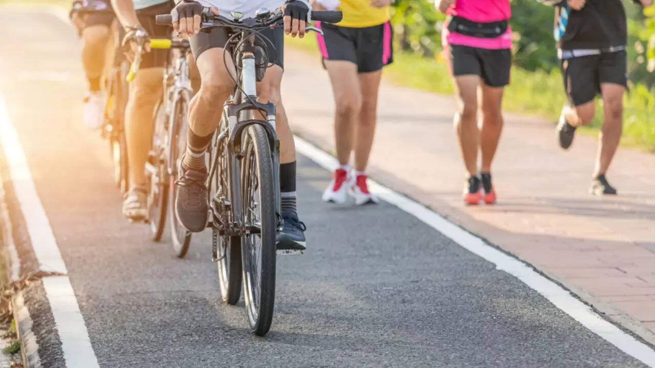 Cycling vs. Running – Benefits, risks, calorie burn, weight loss and ...