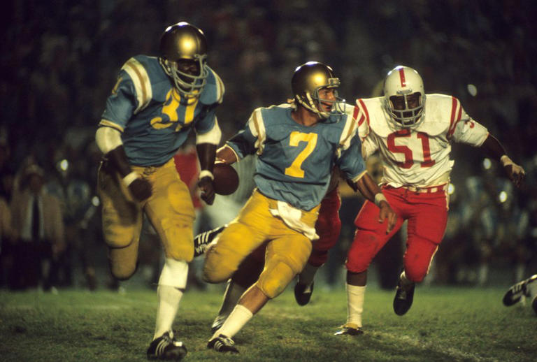 Mark Harmon flaunts football star physique in pre-fame photo before ...
