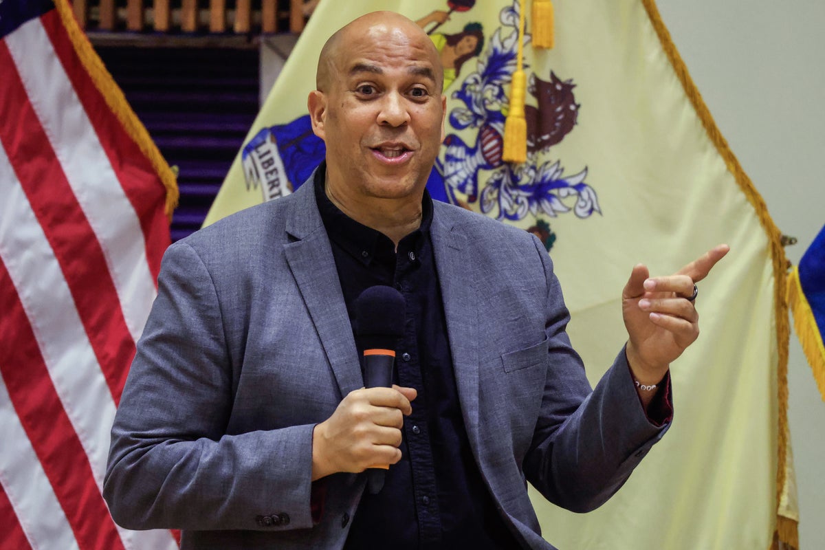 Senator Cory Booker announces engagement to Alexis Lewis