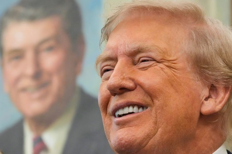 Trump installs gold selfie-mirror at the White House in latest gauche ...