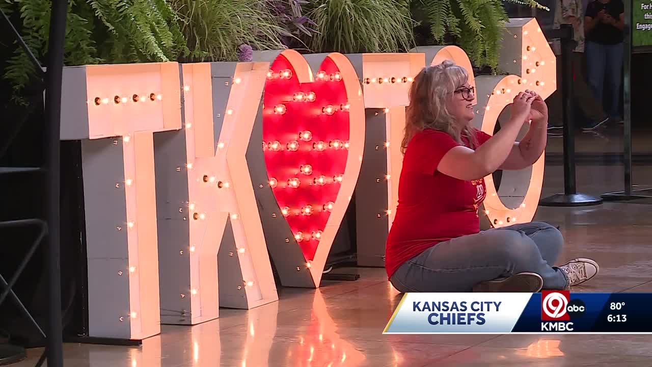 Union Station unveils Chiefs banners, Travis Kelce–Taylor Swift ...